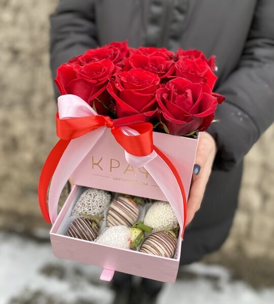 Шкатулка М с розами и клубникой в шоколаде