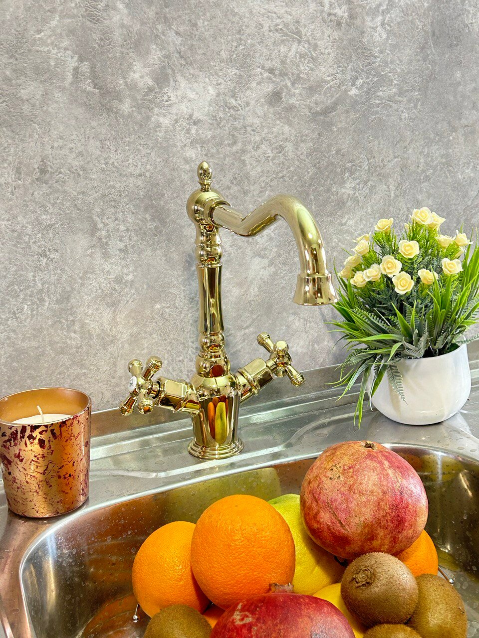 Смеситель для кухни ретро из латуни с поворотным изливом Vieir V370121-E золото