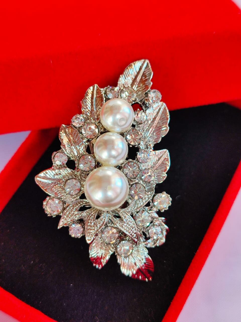 Брошь, стразы