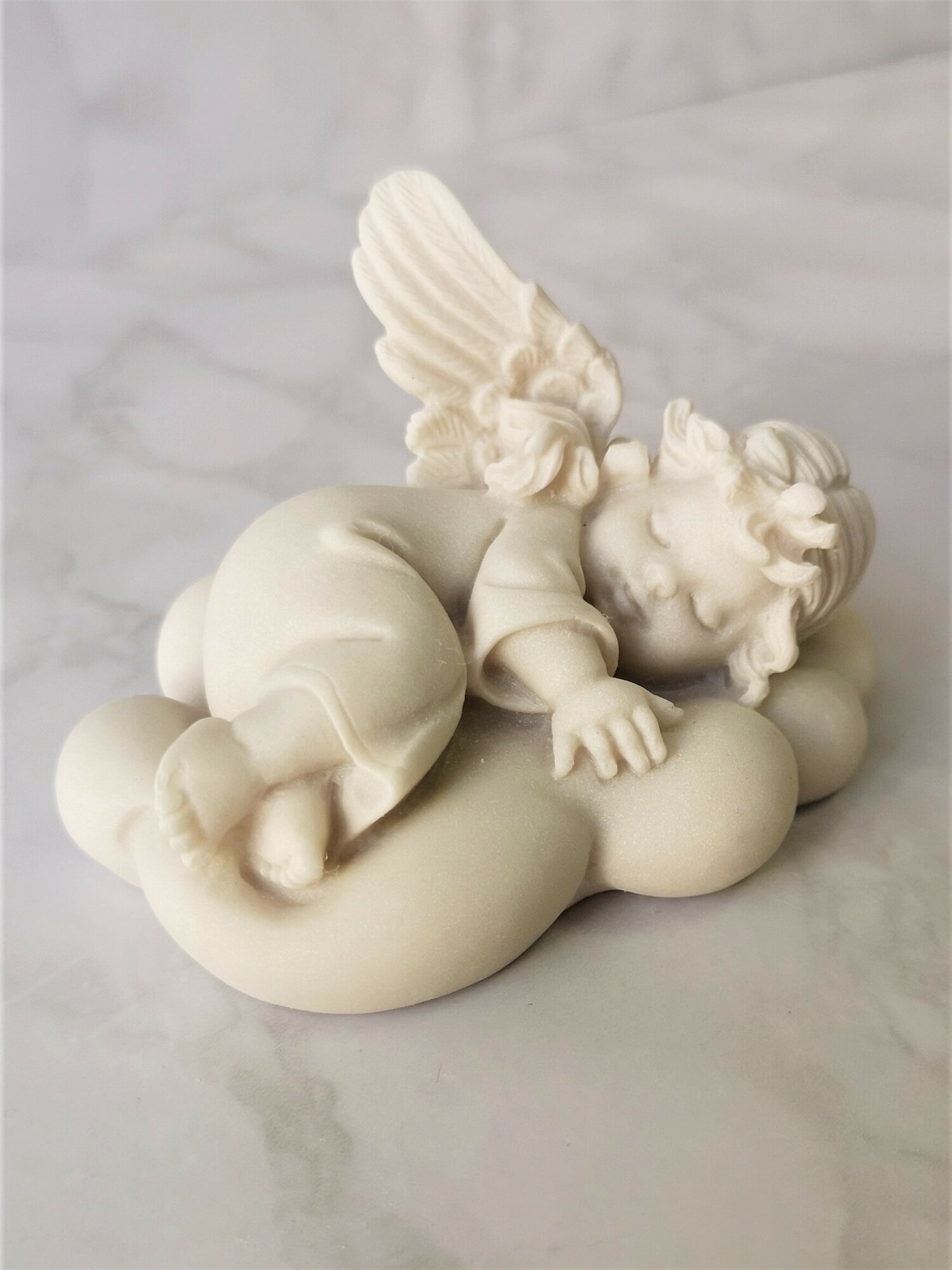 Статуэтка Ангел на облачке. Высота 6см. Мраморная крошка. Цвет белый.