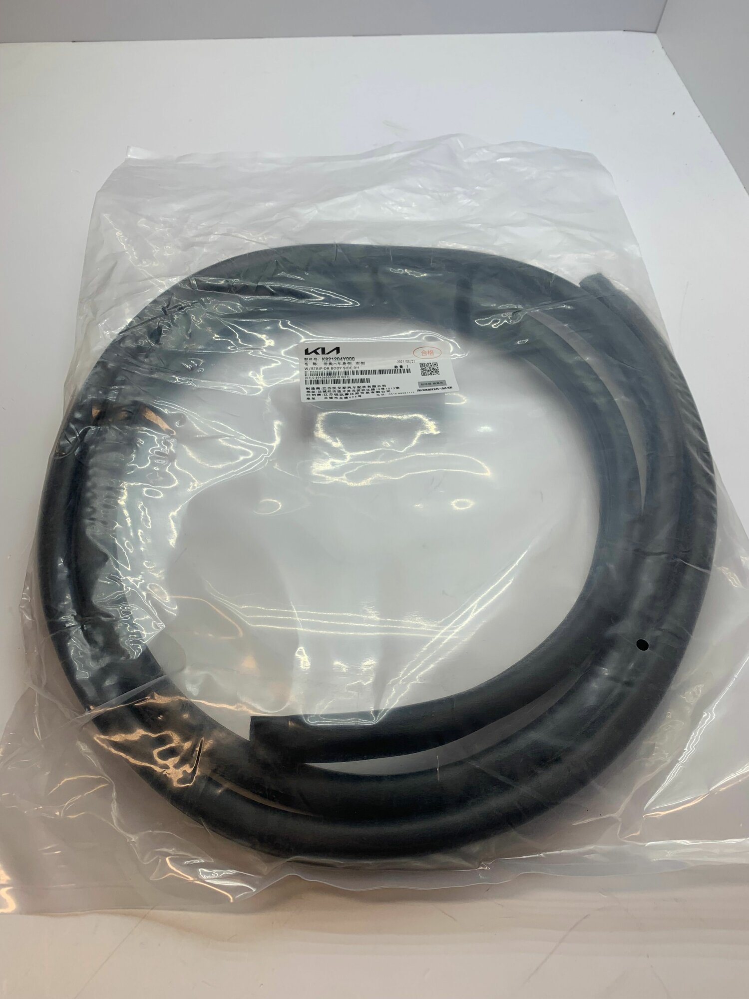 Уплотнитель двери 821204Y000 HYUNDAI-KIA