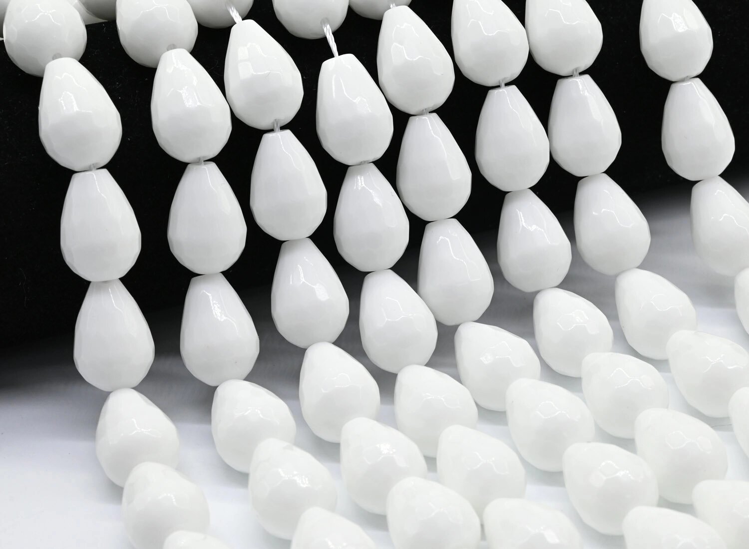 Бусины из агата белого имитация капля гр.13*18мм, 39,5см, 22 бусины .