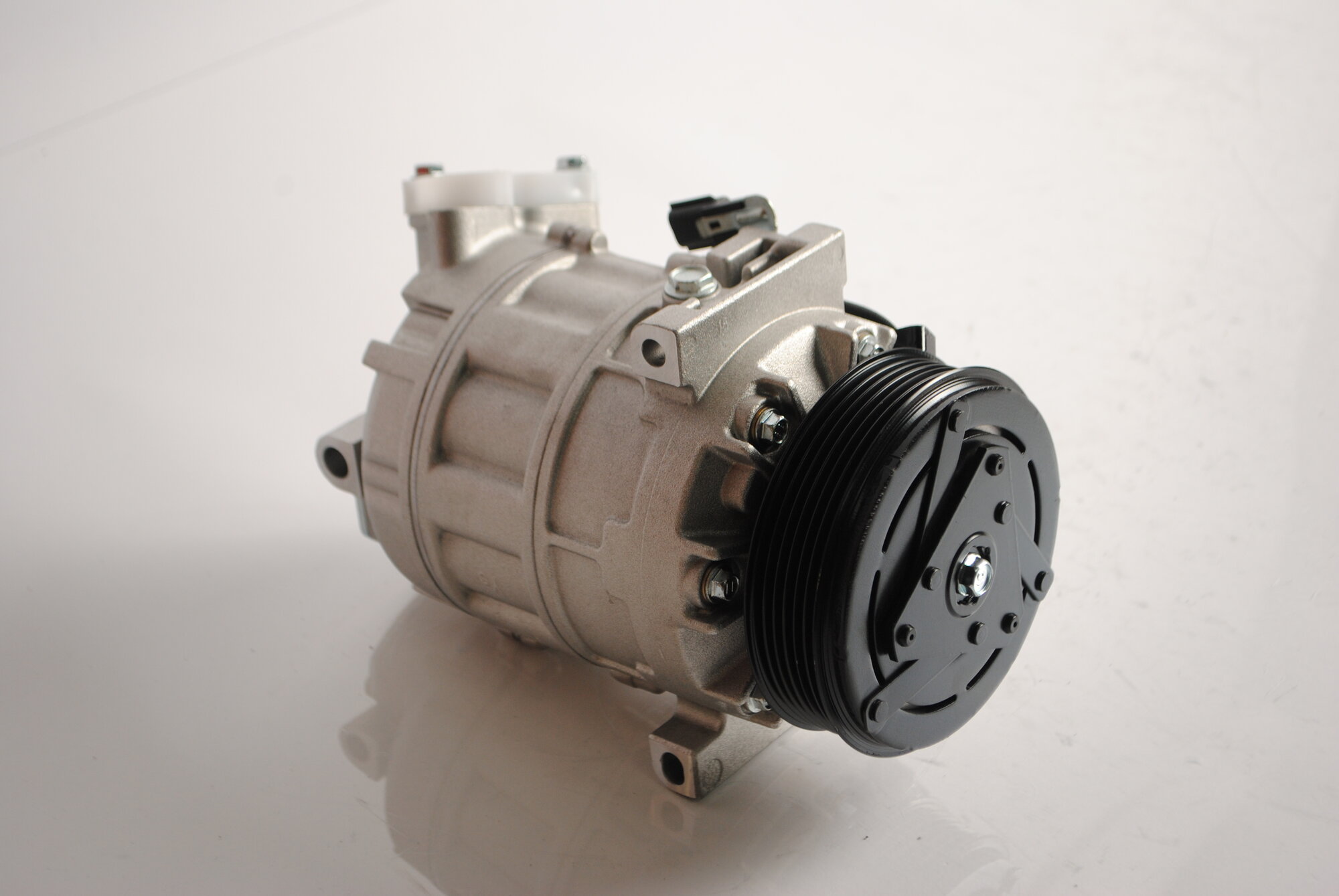 Компрессор кондиционера 92600-EN22A Powertec Nissan