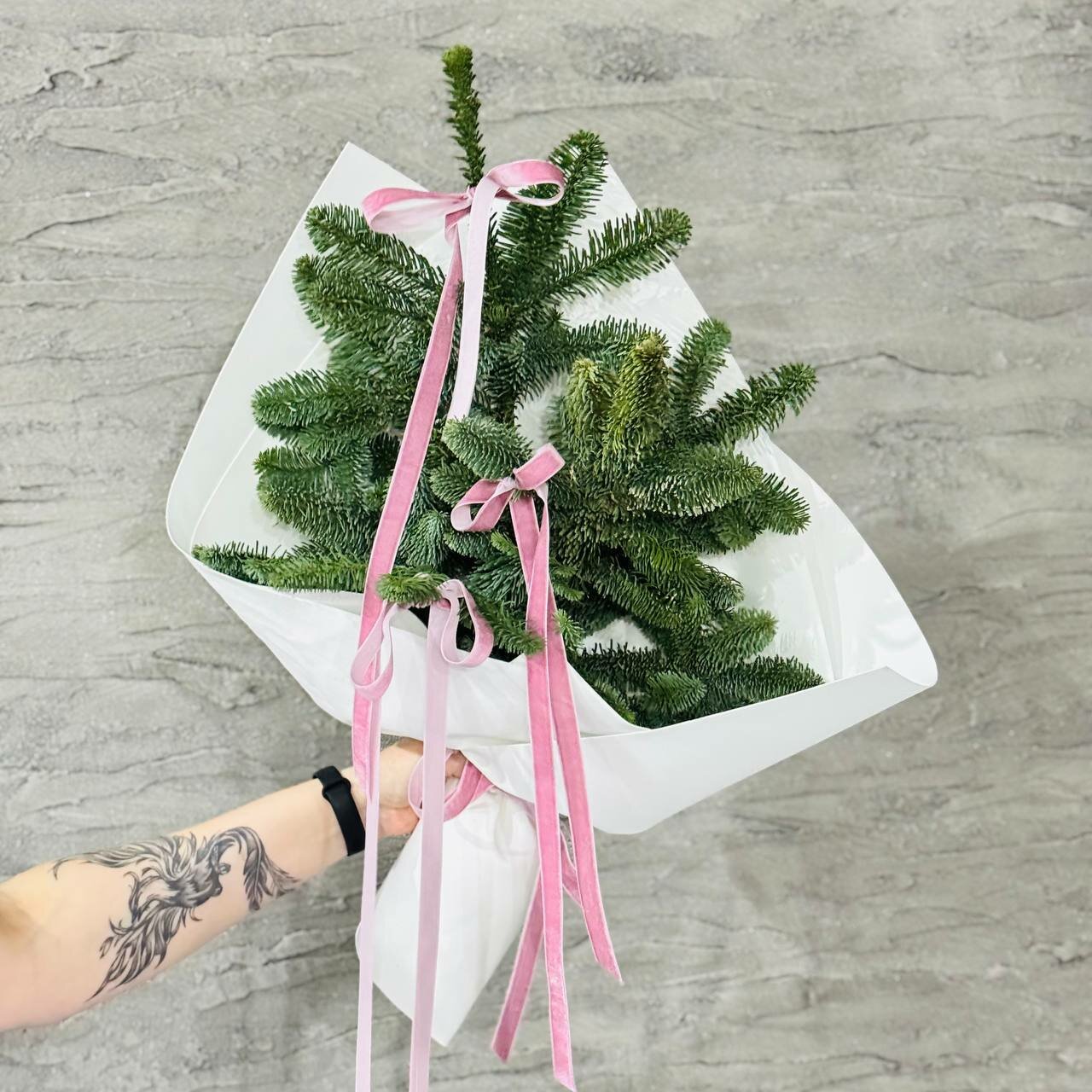 Зимний букет из веток датской ели нобилис в дизайнерской упаковке