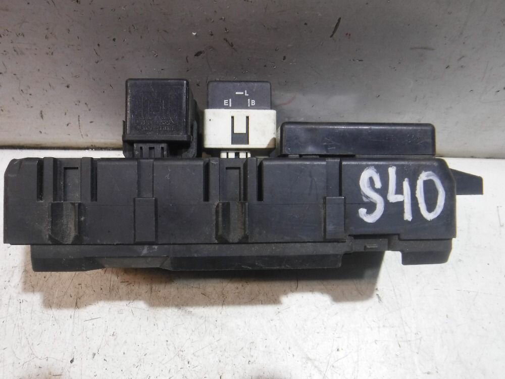 Блок предохранителей Volvo S40 30889989