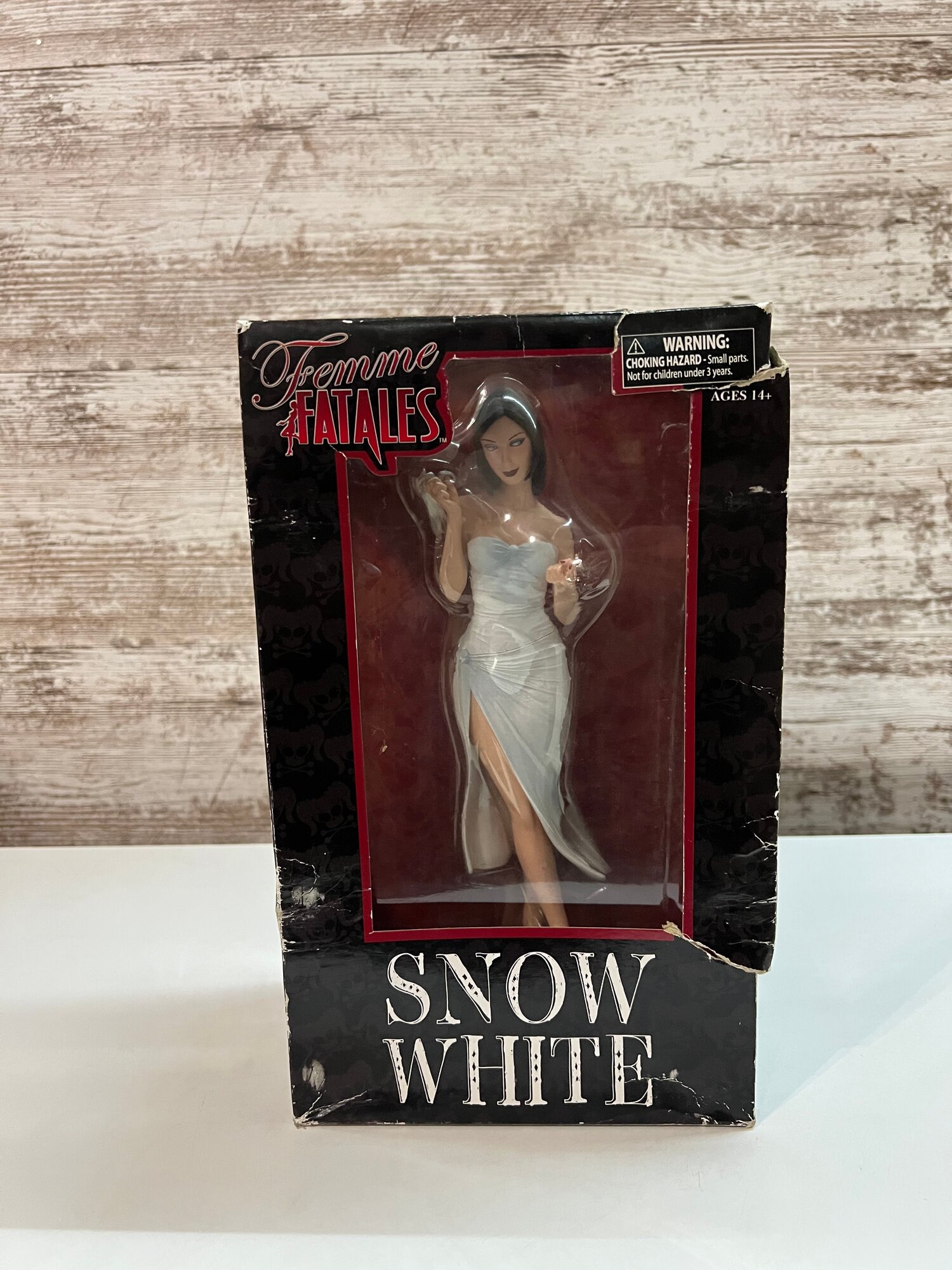 Фигурка Белоснежка яSnow White Famme Fatales , 25 см от Diamond select toys