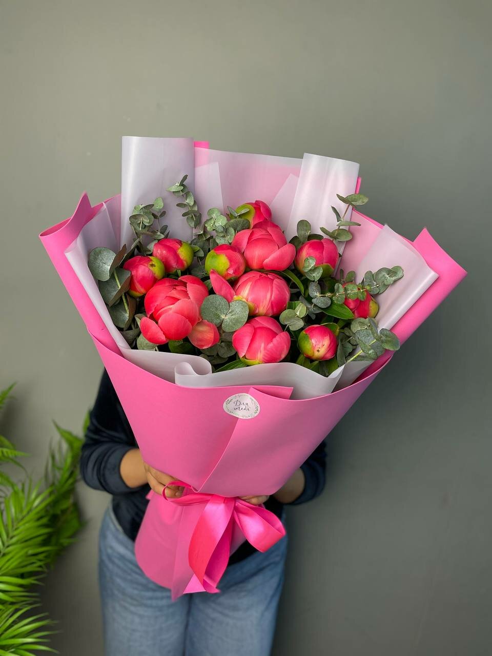 Шикарный букет цветов Пионы и Эвкалипт с доставкой на дом, 11 пионов, букет живых цветов на 8 марта