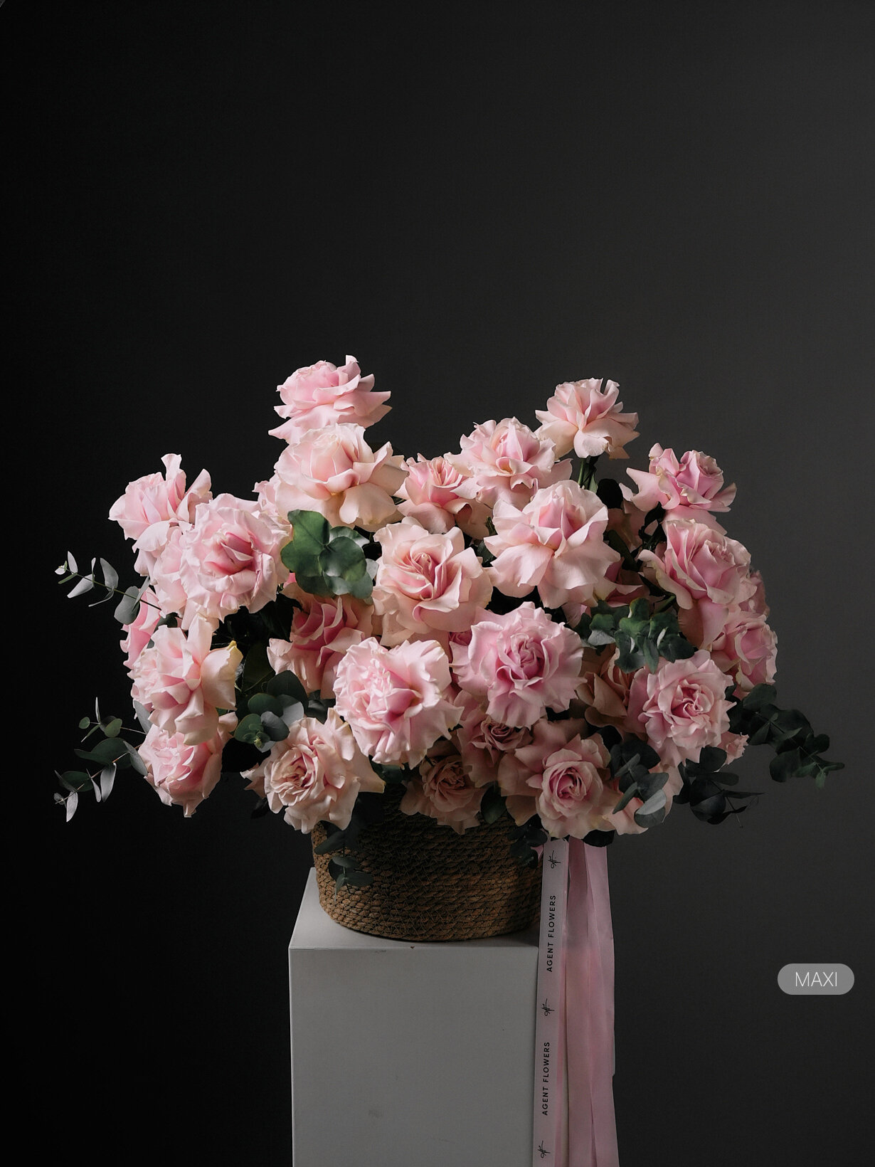 Букет AGENT FLOWERS "Pink Mondial", французские розы, высота 50 см, в джутовой корзине