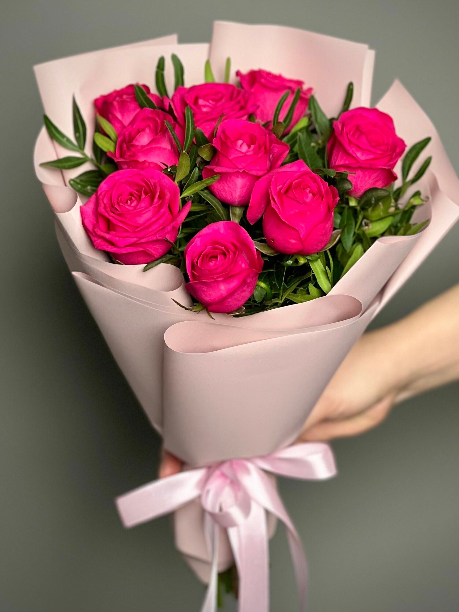 Букет "Весенний", Малиновые Розы с Зелеными Вкраплениями, Премиум Упаковка, 9 Роз