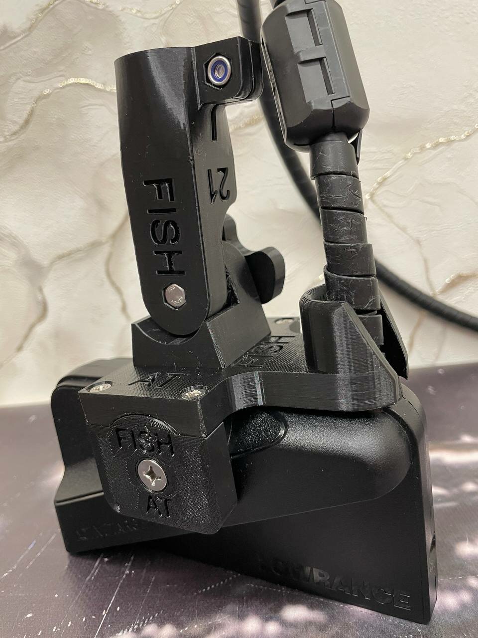 Крепление для датчика Lowrance Active Target 1-2 поколения под диаметр трубы 21 мм с защитой кабеля