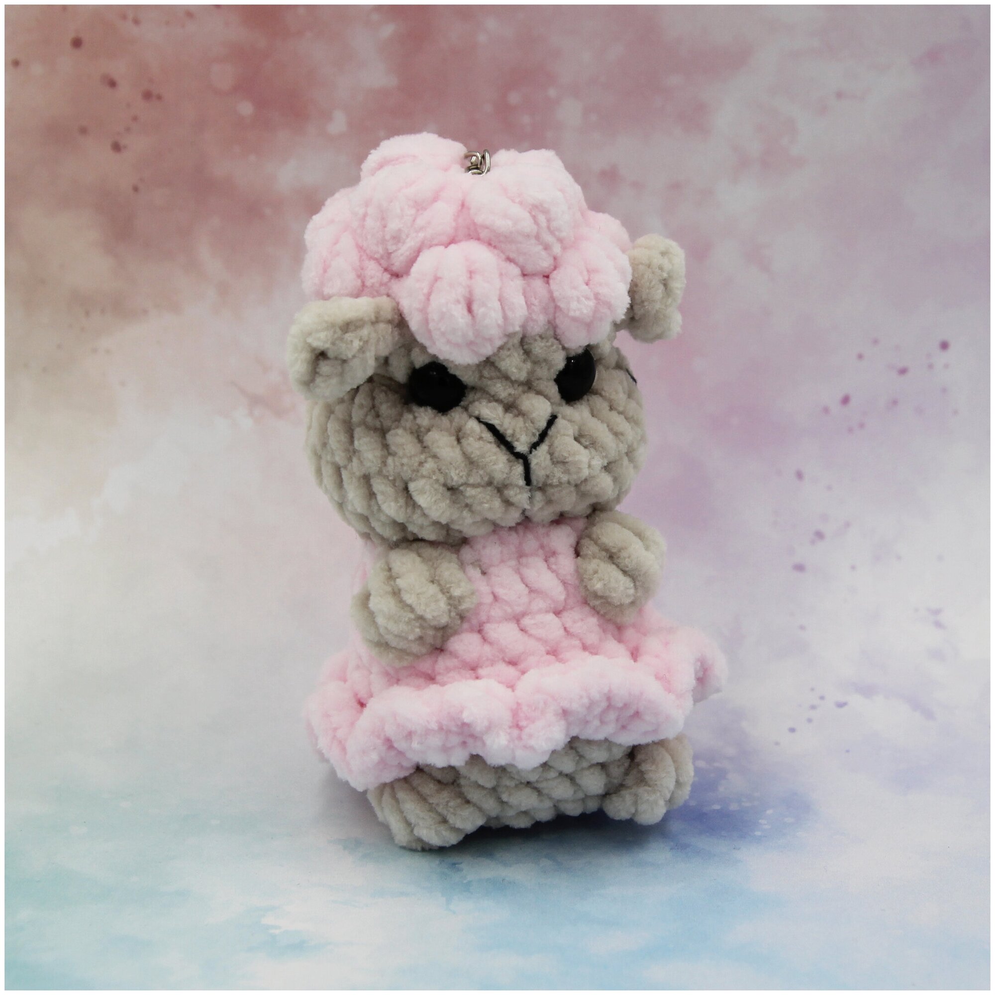 Вязаная игрушка-брелок Овечка