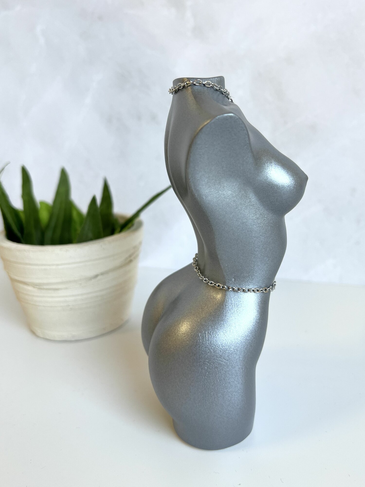 Статуэтка тело девушки серебристое. Гипс. Высота 15 см.