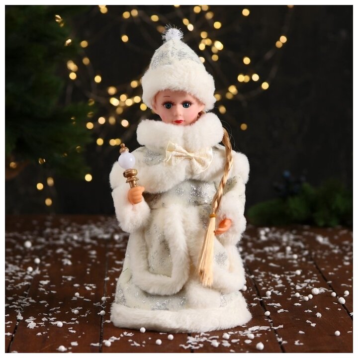 Фигурка Зимнее волшебство Снегурочка в пушистой шубке с бантом и фонариком, двигается, 30 см, белый
