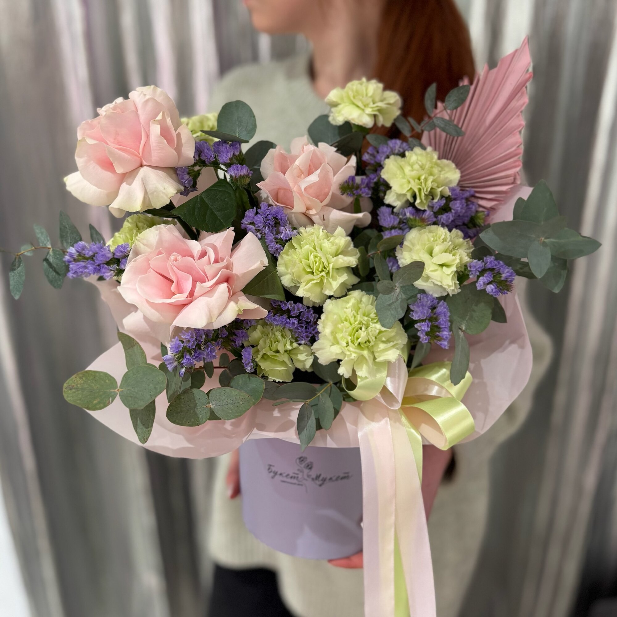 Цветы в коробке ”Колибри” (французская роза, диантусы, статица и эвкалипт) «Букет-Мукет»