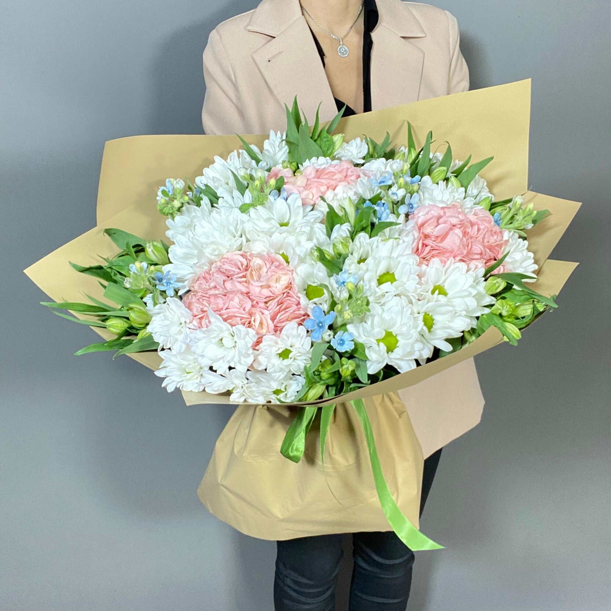 Нежныц букет (гортензия розовая 3 шт, хризантема белая 10 шт, альстромерия белая 10 шт, оксипеталум 7 шт.)