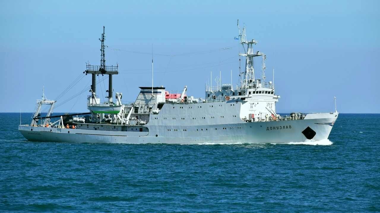 Картина на холсте 110x60 LinxOne "Гидрографическое судно Донузлав" интерьерная для дома / на стену / на кухню / с подрамником