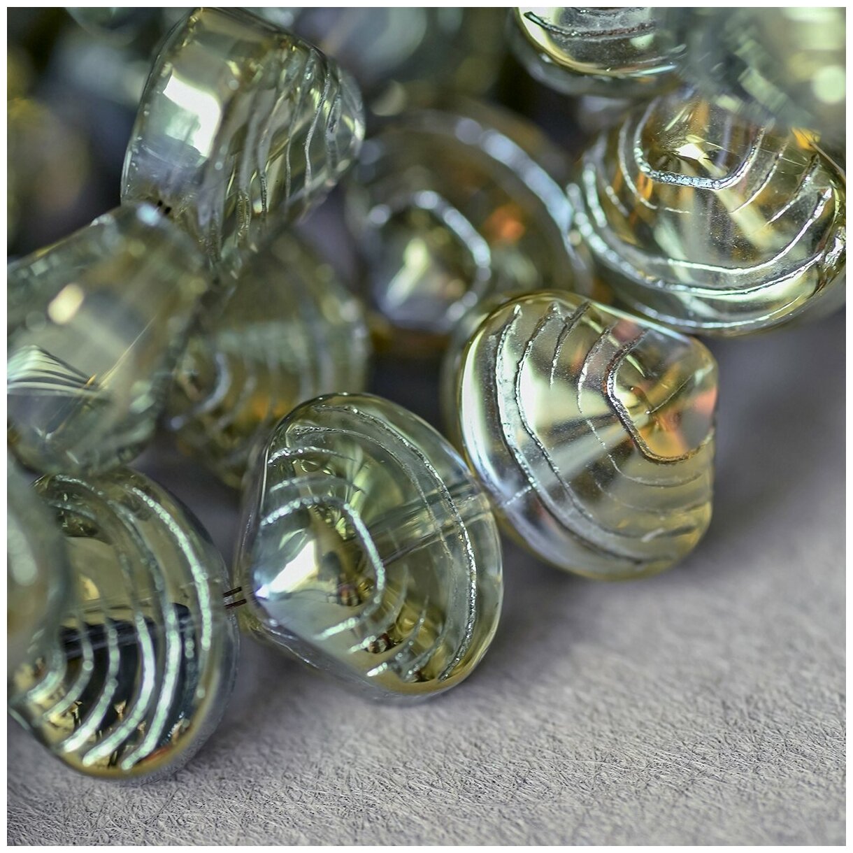 Бусины стеклянные ракушки 15 шт, размер 9.5x8x7 мм, цвет хаки зеркальный