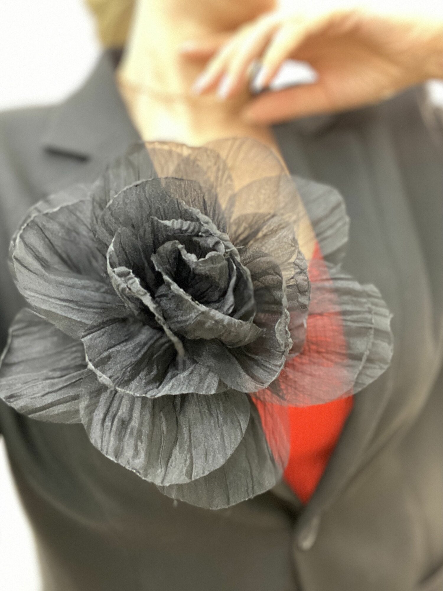 Брошь цветок органза Черная роза