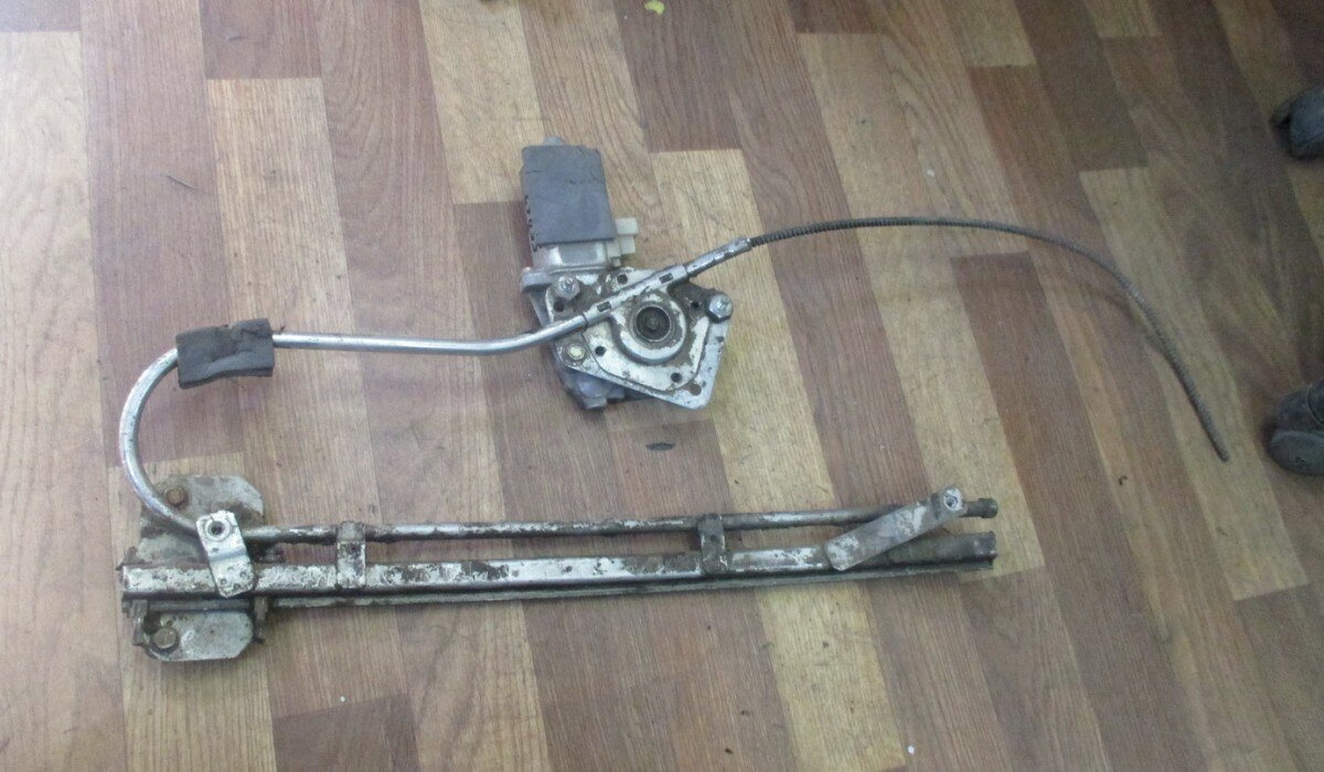 Стеклоподъемник задний левый W124 Mercedes-Benz A1247300346