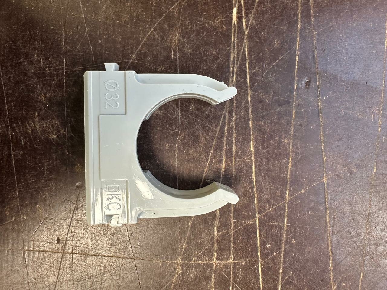 Держатель-клипса для труб и гофры с защелкой 32 мм серый DKC 51032 (100 шт)