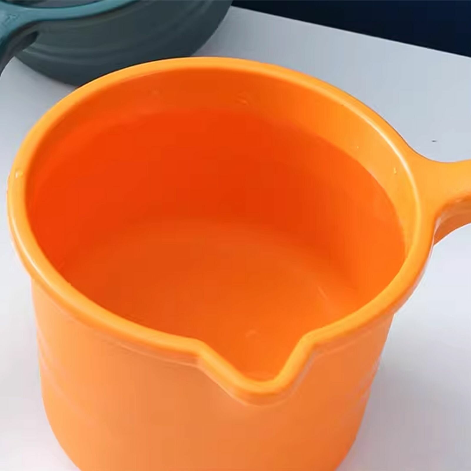 Прочный пластиковый ковш с длинной ручкой для кухни, душа и детского мытья головы - оранжевый