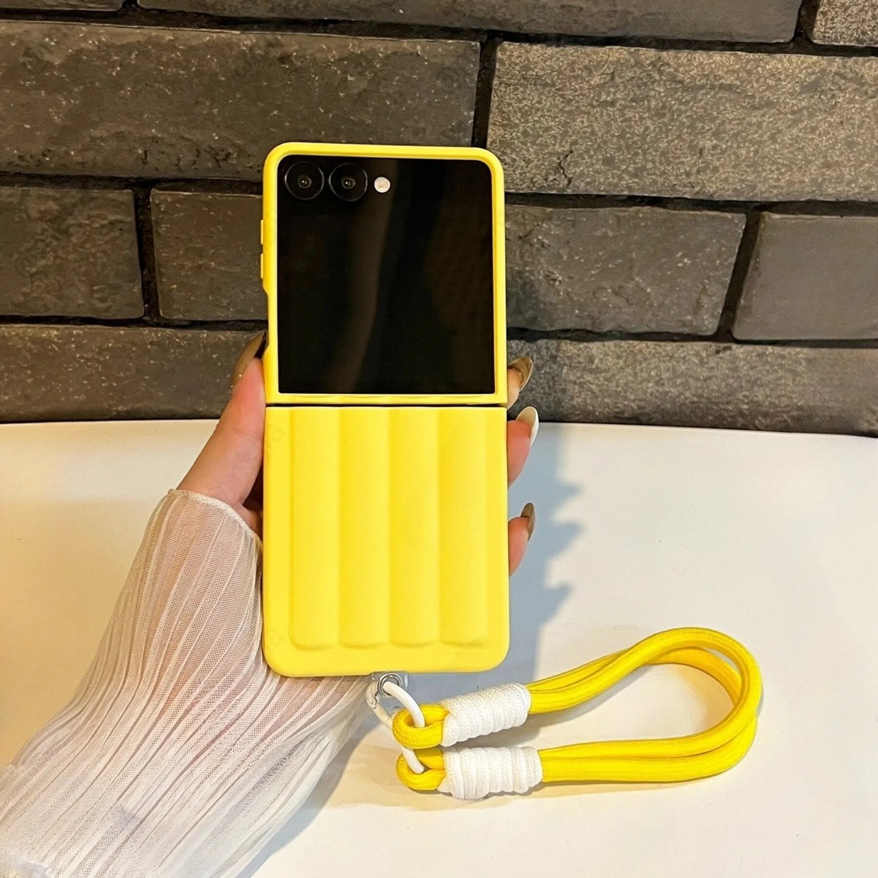 Желтый чехол для Samsung Galaxy Z Flip с ремешком