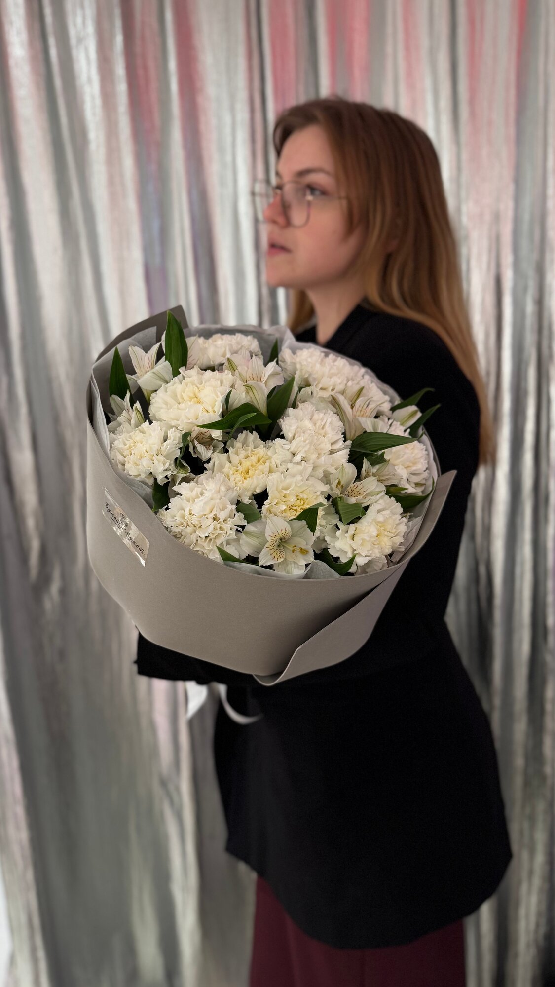 Букет цветов ”Ноктюрн” (белоснежные диантусы и нежная альстромерия)