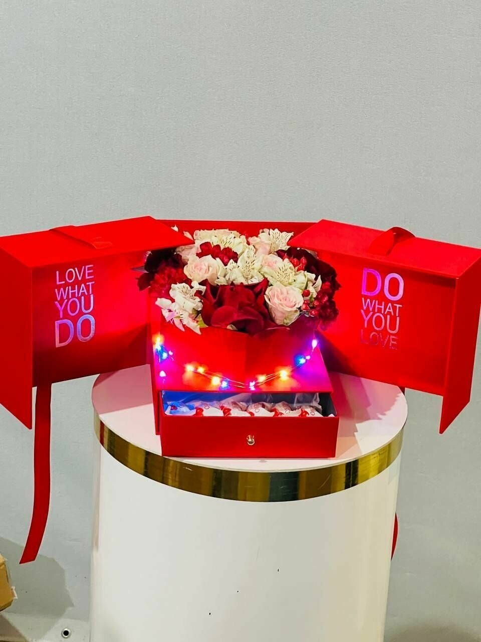 Розы и альстромерии / Букет в коробке футляр / Цветы в с подсветкой в ларце. Ларец с цветами