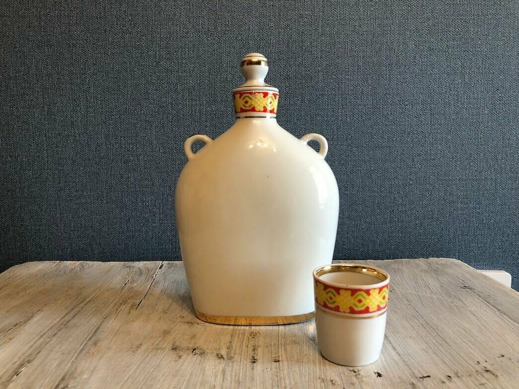 Винтажный графин (штоф) и стопка с этническим орнаментом, фарфор, роспись, позолота, 22см