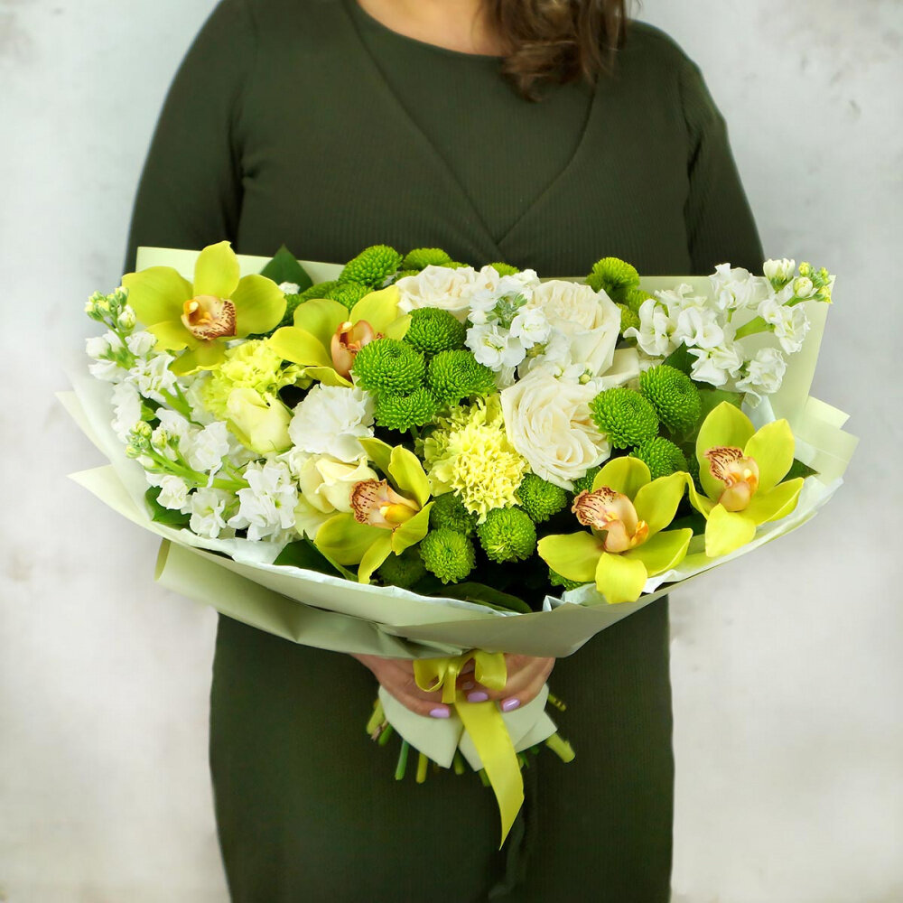 Букет из орхидей, роз, маттиолы, оберточная бумага, 45 см, ассорти