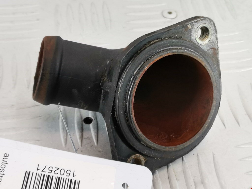 Корпус термостата Volkswagen Passat 5 030121121B арт. 1502571