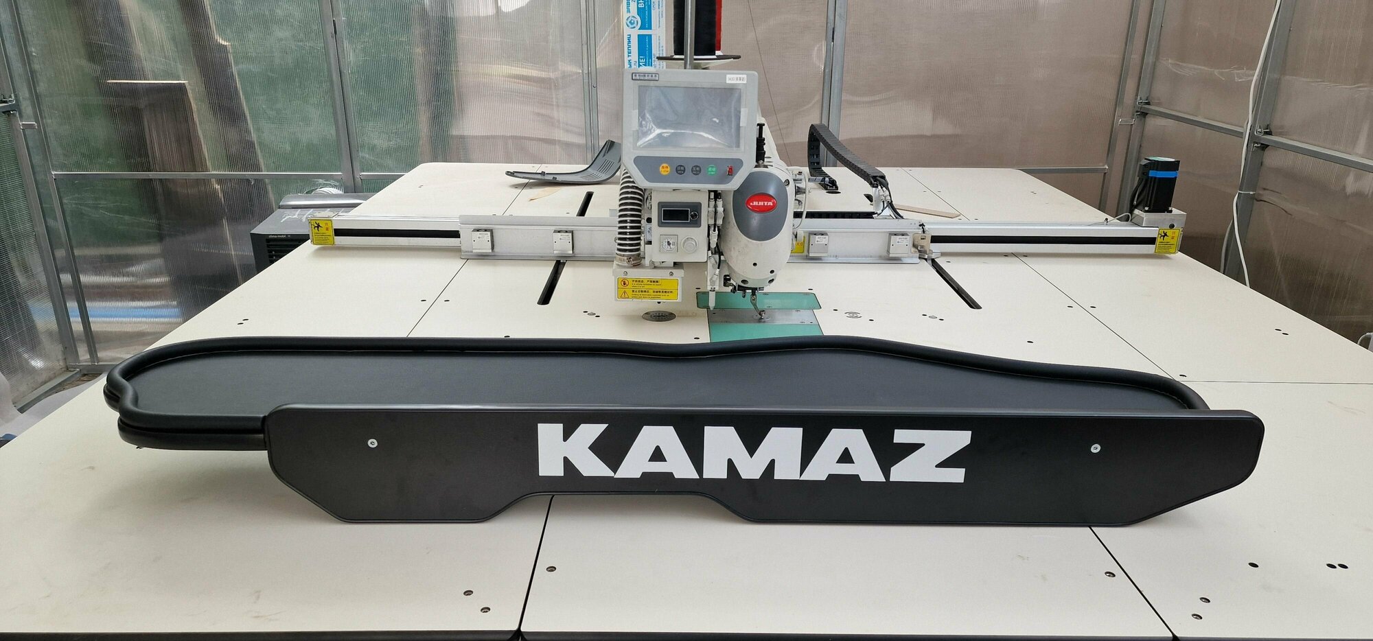 Столик полка для грузовика КАМАЗ Евро 2-3-4 Евро панель Чёрная экокожа Чёрная труба