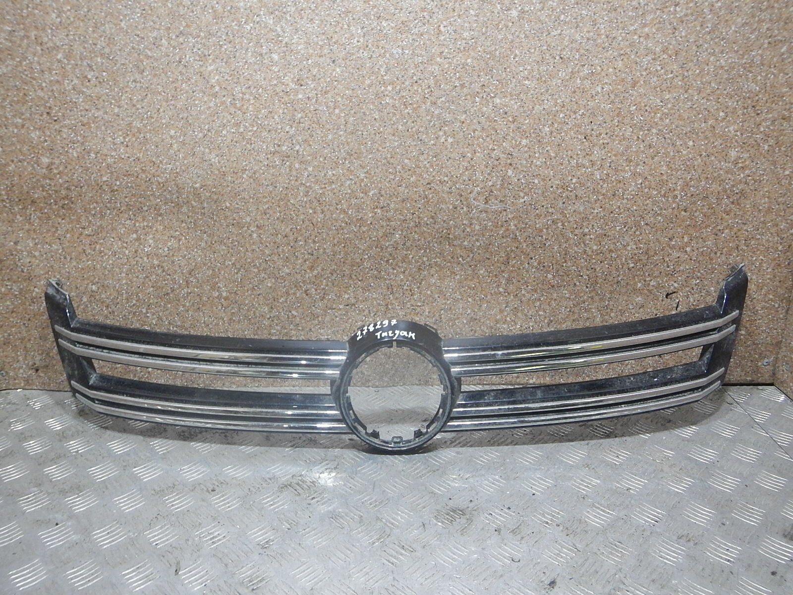 Б/У Накладка решетки радиатора, Volkswagen (Фольксваген)-TIGUAN VOLKSWAGEN TIGUAN (5N2) (11-16) царапины, сломано одно к...