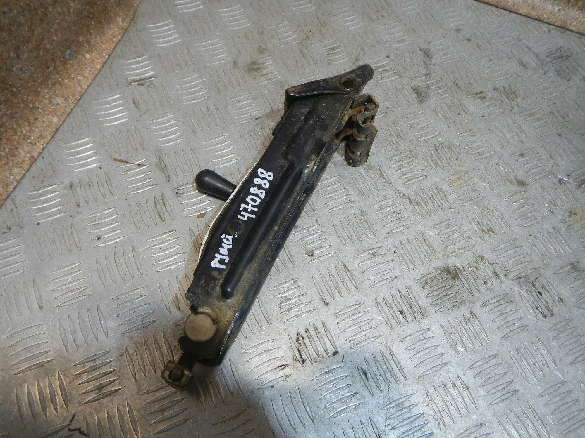 Б/У Домкрат, Skoda (Шкода)-ROOMSTER (06-) SKODA ROOMSTER (06-) Б/У 470888 VAG арт. 6Q7011031