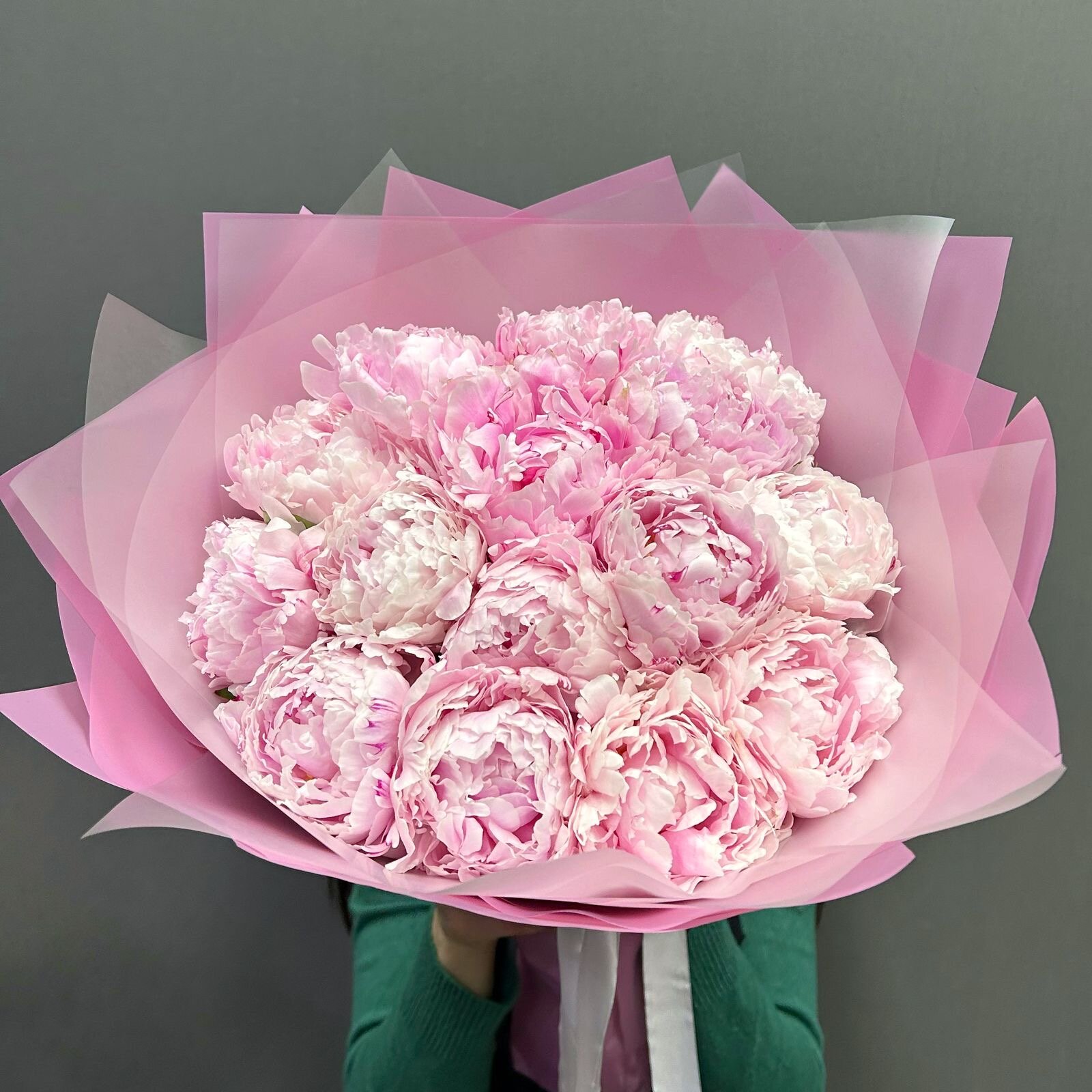 Букет FLOWELLE, 15 пионов Сара Бернар, высота 45см, в пленке