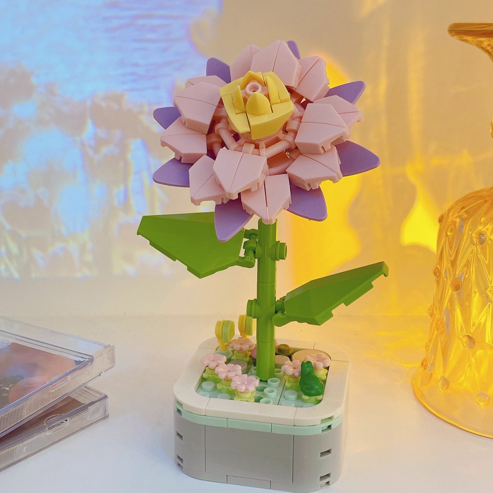 Совместим с кубиками Lego, цветами, суккулентами, горшечными растениями, подсолнухами, букетами роз, украшениями, собранными игрушками и подарками.