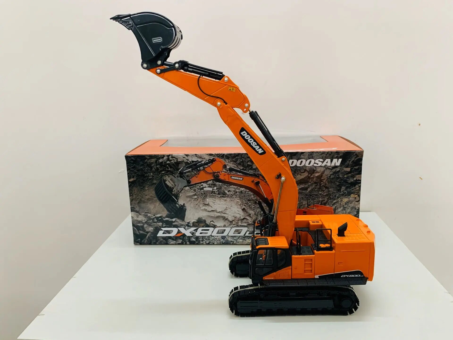 Металлический гусеничный экскаватор Doosan DX800LC-9 1/50