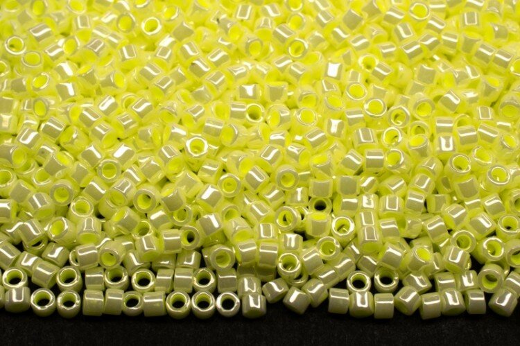 Бисер японский TOHO Treasure цилиндрический 11/0 #0813 желтый, пастель непрозрачный, 5 грамм