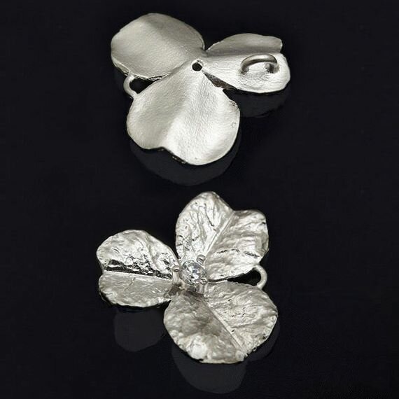 Коннектор 17х14х3мм, Корея, Клевер с фианитом, со скрытой петелькой, базовый материал - латунь, под матовый родий, 1 шт.