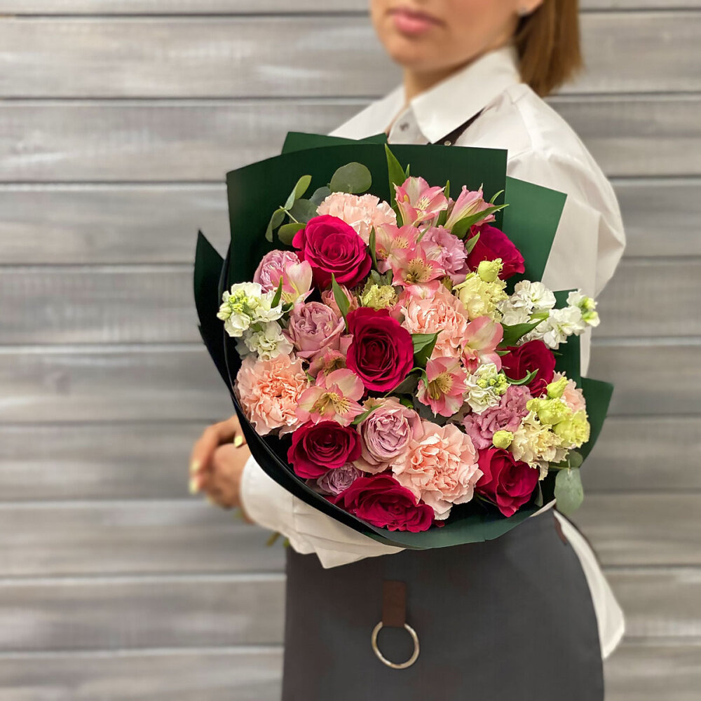 Букет Букет Маркет "Ассорти", розы, альстромерии, маттиолы, гвоздики, эустомы, ветви эвкалипта, 70 см