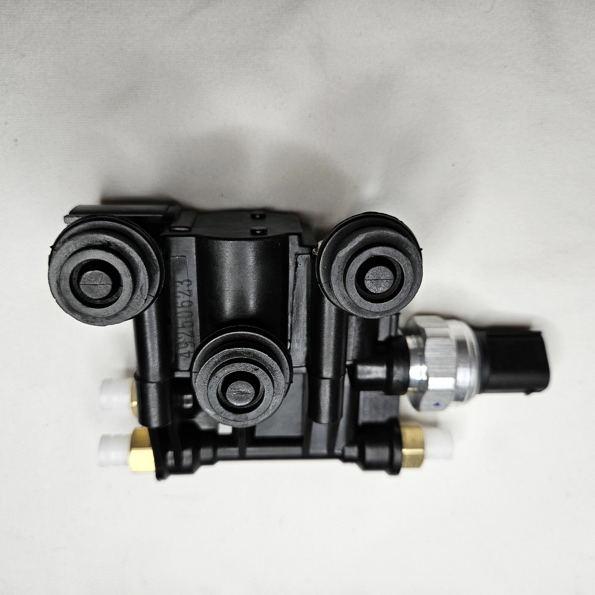 Блок клапанов пневмоподвески LR Discovery L319, RR Sport L320, Range Rover 3 L322