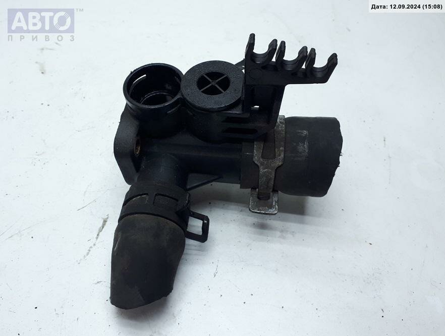 Фланец (тройник) системы охлаждения Volkswagen Passat B4