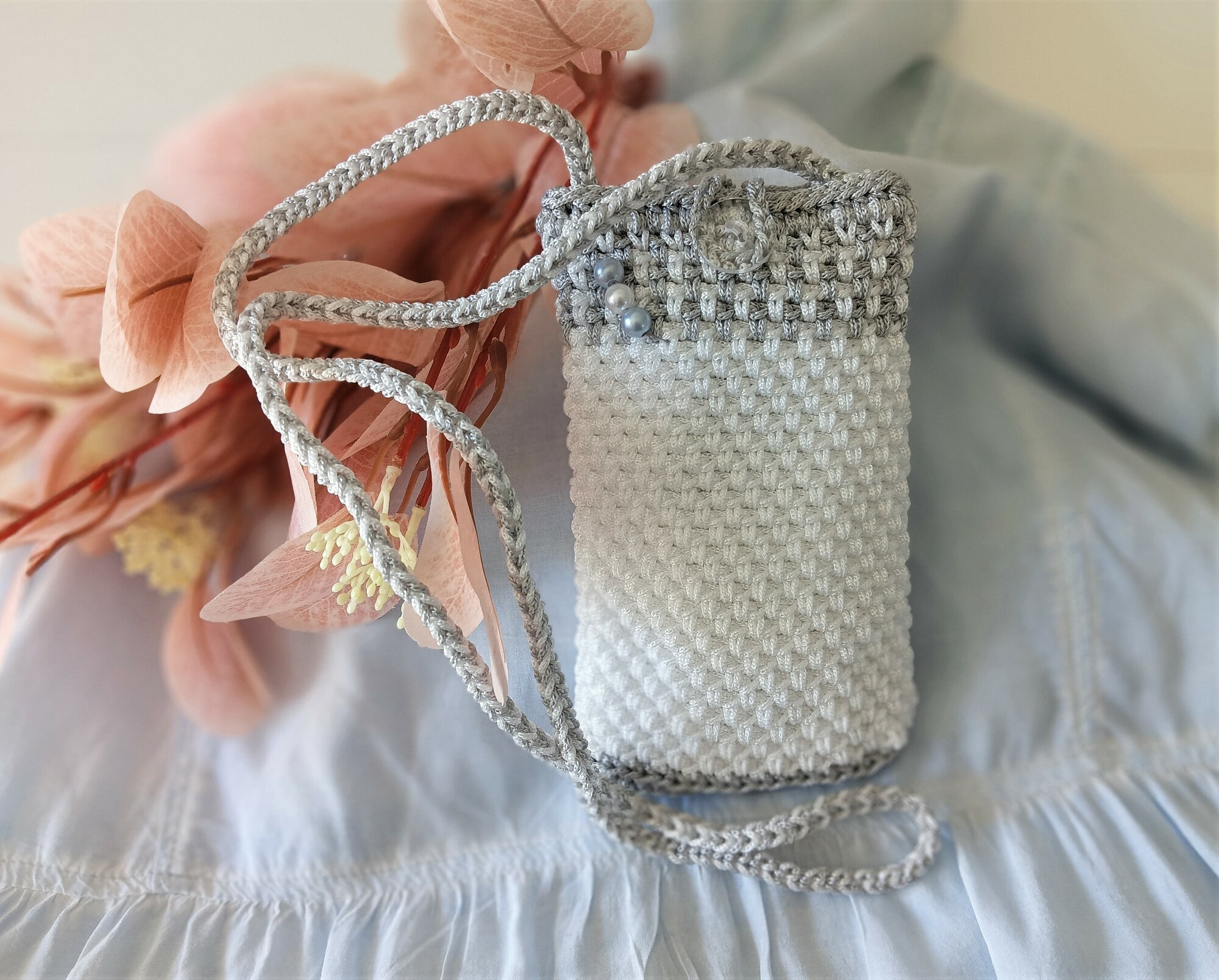 Стильный чехол для смартфона, вязаный через плечо, ручная работа, полиэстер. Цвет белый с серым.