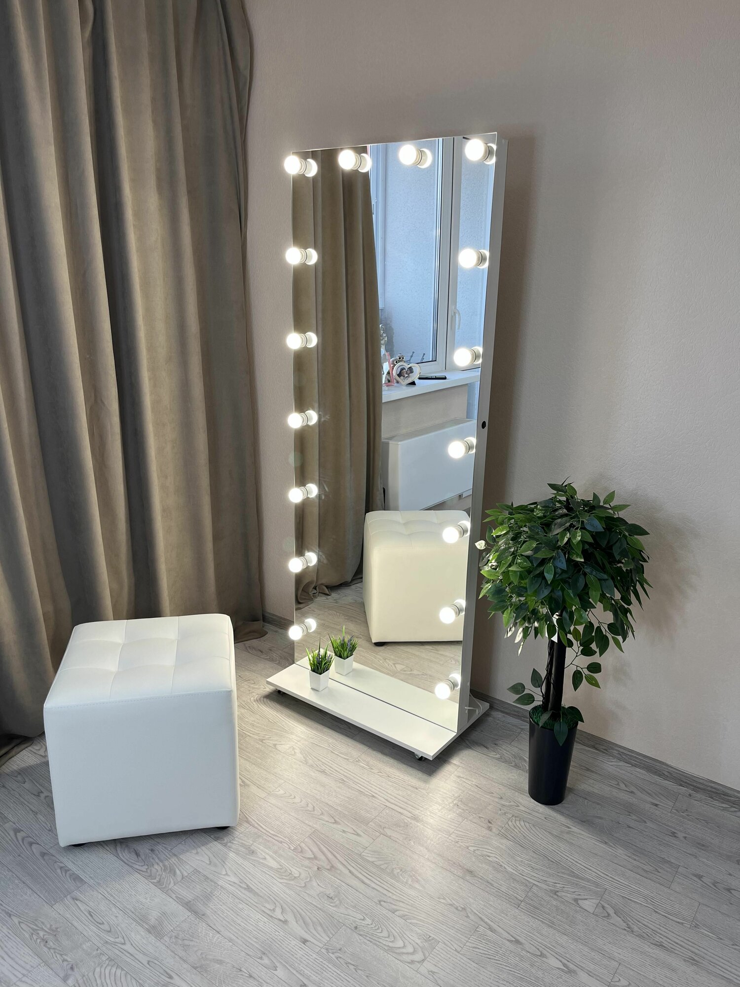 BlackMirror174 Зеркало интерьерное, 70 х182 см с лампами на подставке