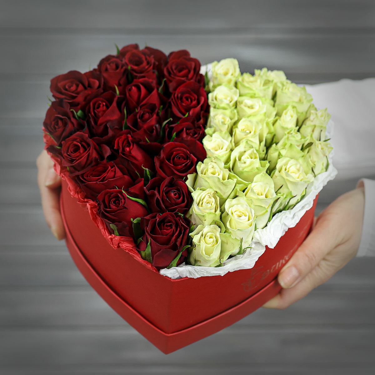 Композиция Букет Маркет "Композиция в Сердце", красные и белые розы