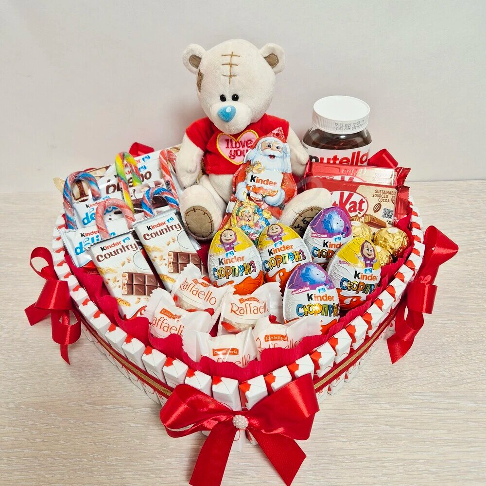 Новогодний торт LAKRES, из конфет, нутеллы и киндер Дед Морозом