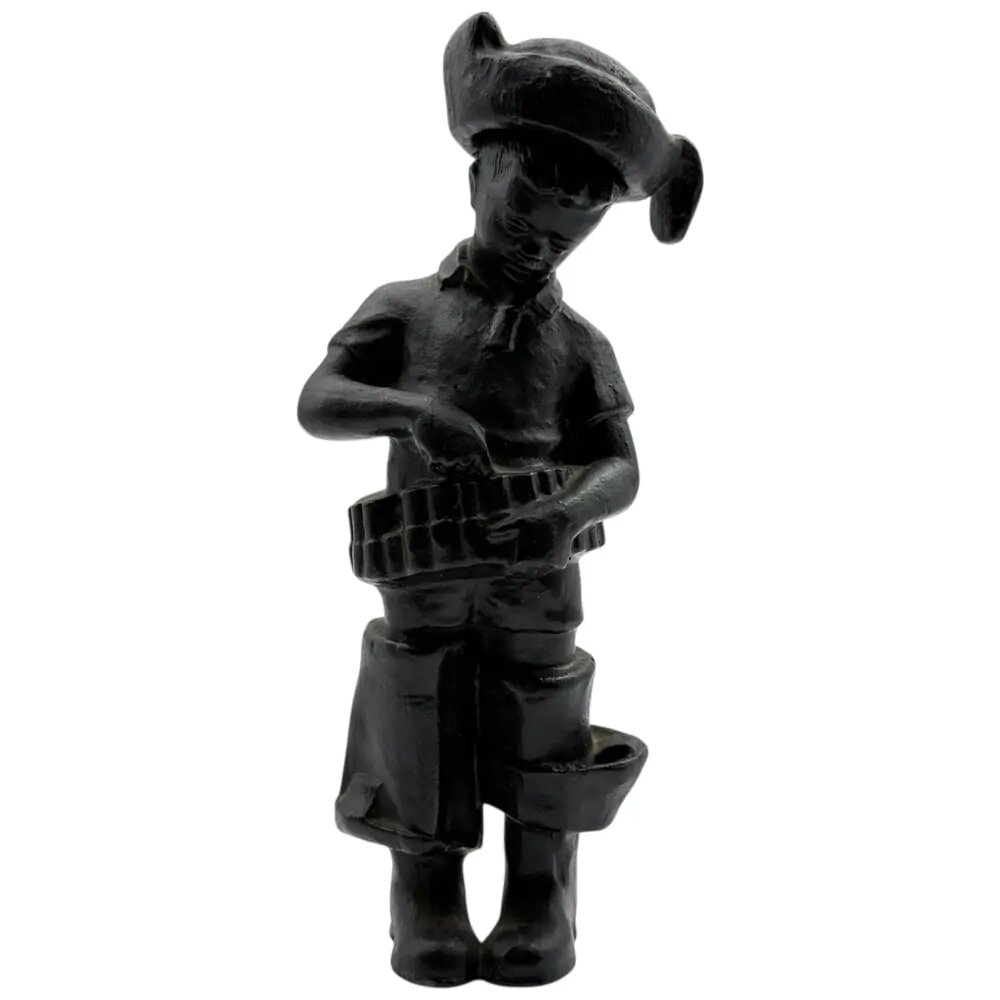 Чугунная статуэтка "Юный охотник с шапкой" 1975-1980 гг. Куса, СССР