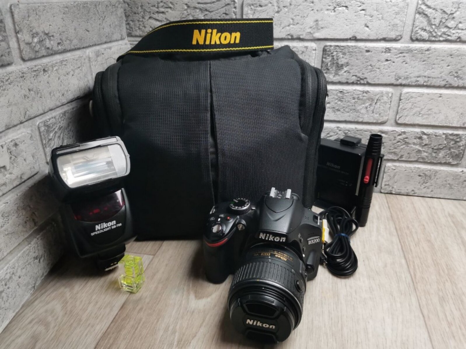 Зеркальный фотоаппарат Nikon D3200 с AF-S DX NIKKOR 18-55mm, черный