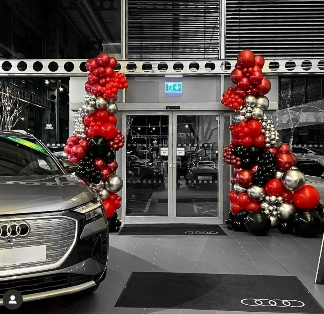 Украшение автосалона двумя гирляндами из разнокалиберных шаров