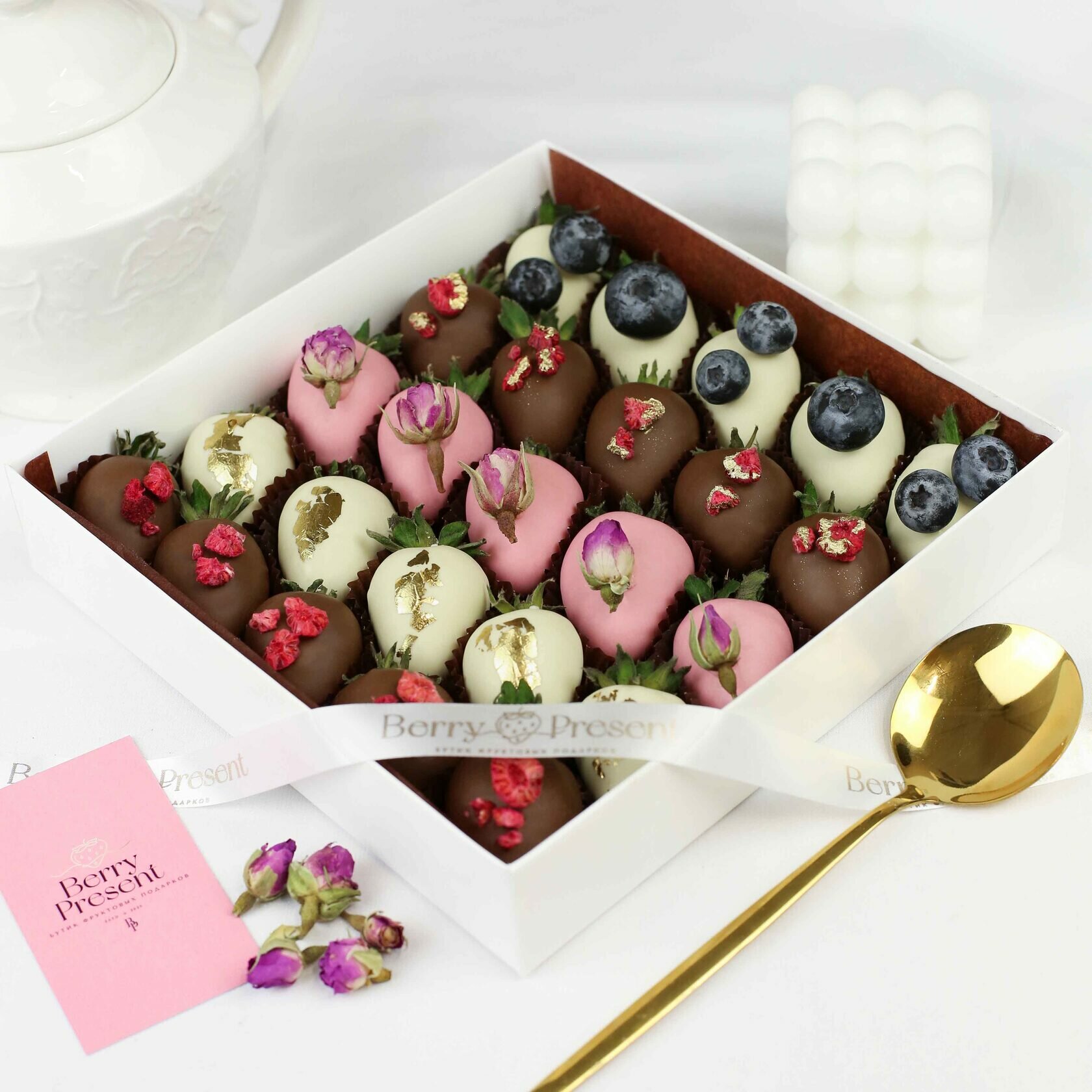 Клубника в шоколаде в коробке "Rose" 25-30 шт композиция украшенная цветами